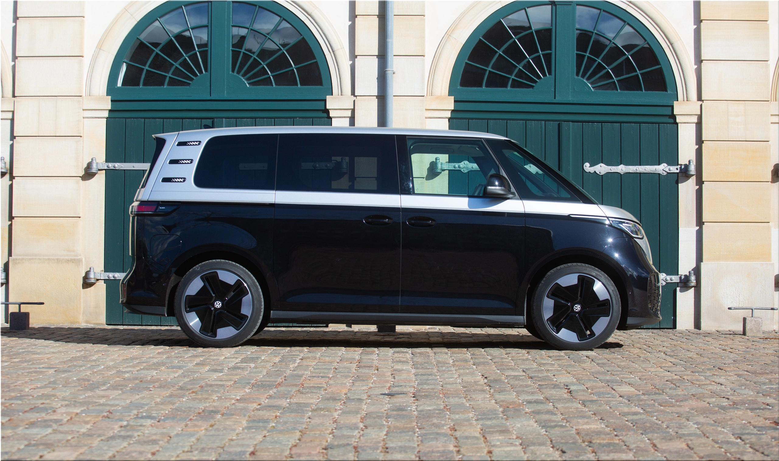 The 2023 Volkswagen ID. Buzz Is a Retro Electric Van with a Modern ...