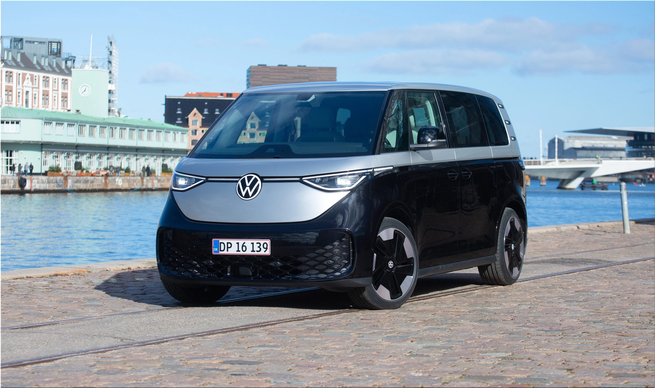 The 2023 Volkswagen ID. Buzz Is a Retro Electric Van with a Modern ...