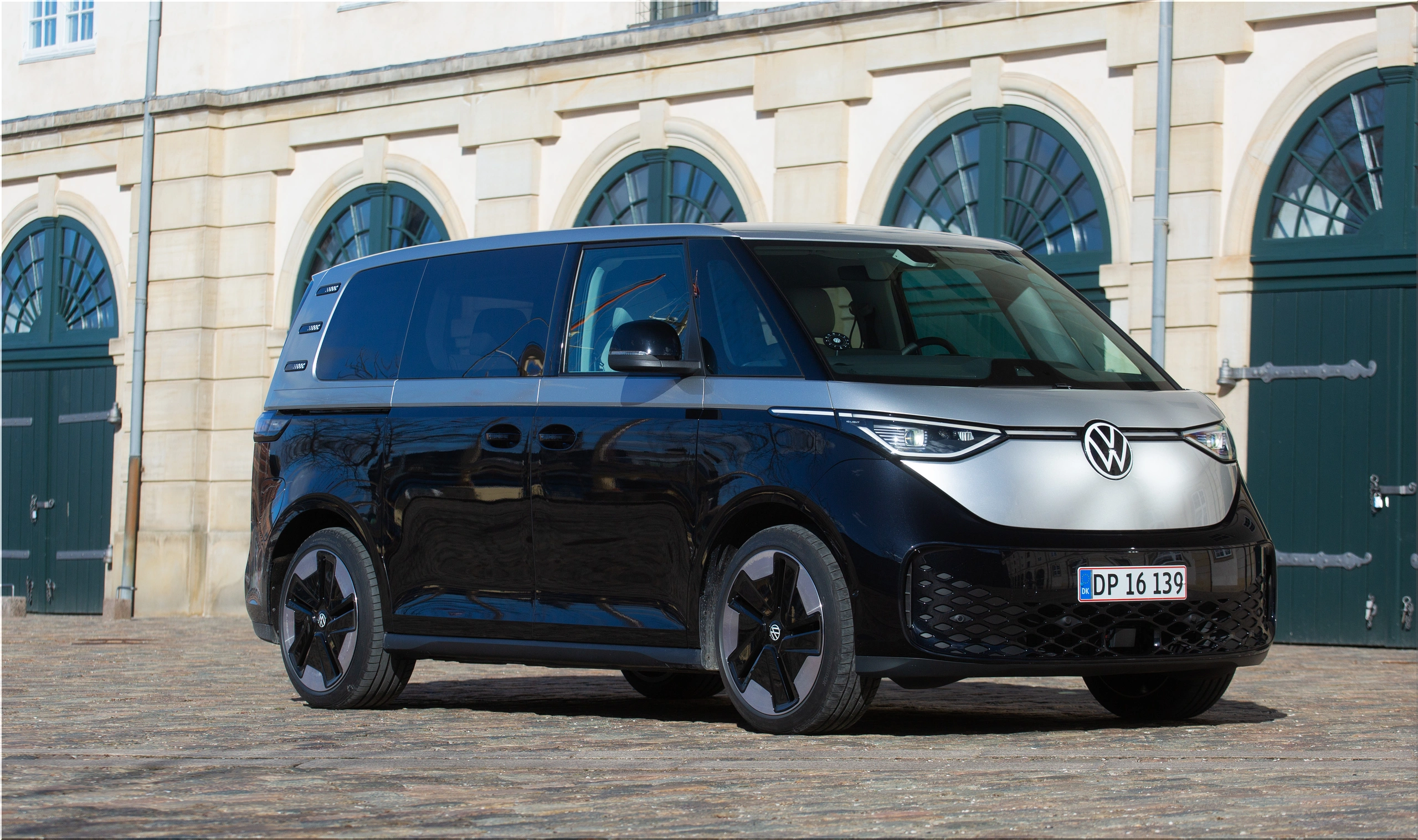 The 2023 Volkswagen ID. Buzz Is a Retro Electric Van with a Modern ...