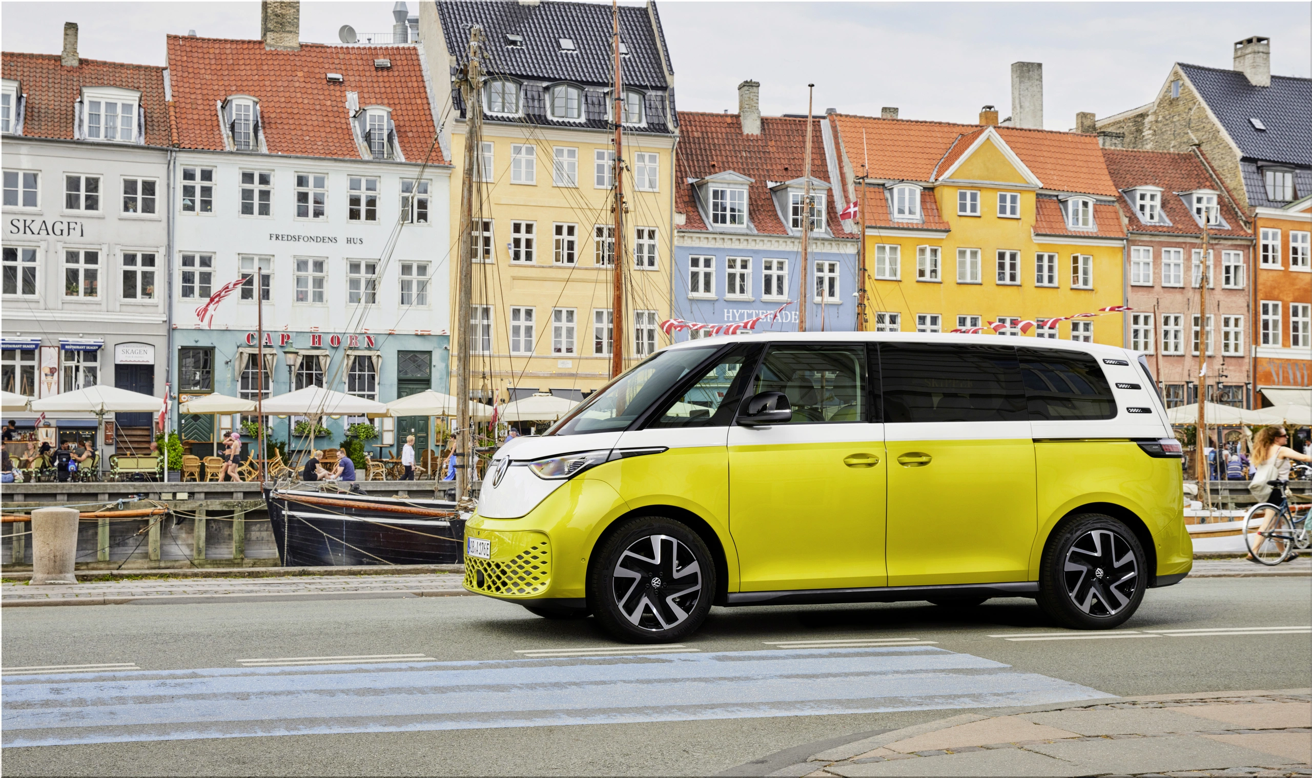 The 2023 Volkswagen ID. Buzz Is a Retro Electric Van with a Modern ...