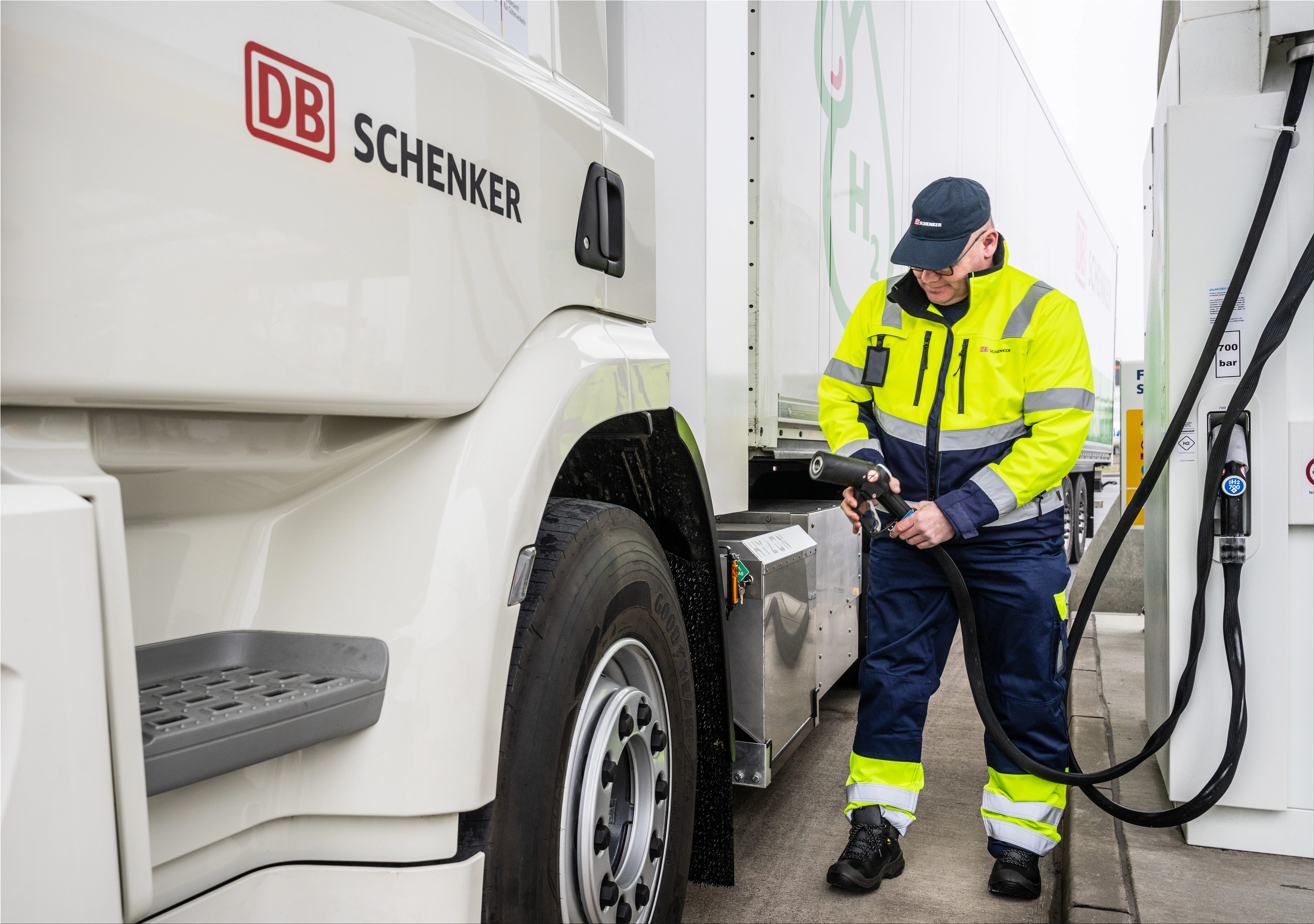 DB Schenker leads the way with hydrogen-powered heavy equipment | Gerane